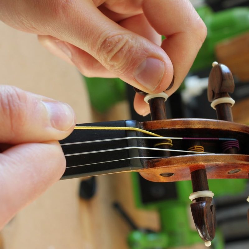 Changer les cordes de son violon - Blog de l'atelier Guillaume KESSLER